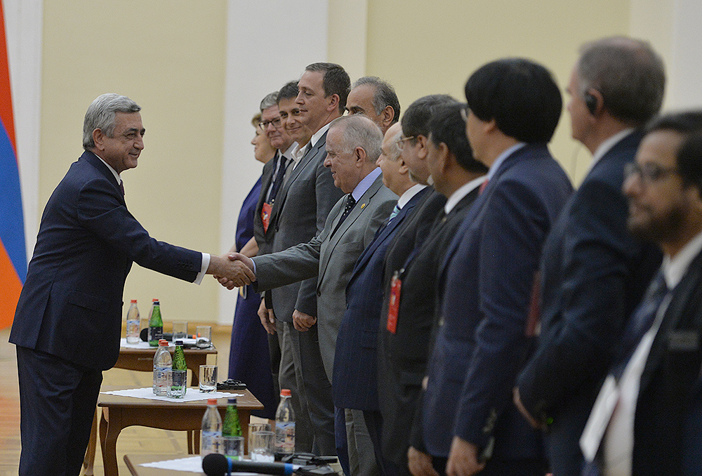 President receives heads of delegations participating in Meeting of CIS ...