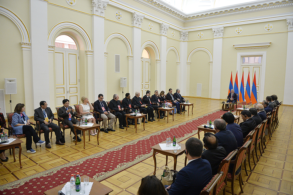 President receives heads of delegations participating in Meeting of CIS ...