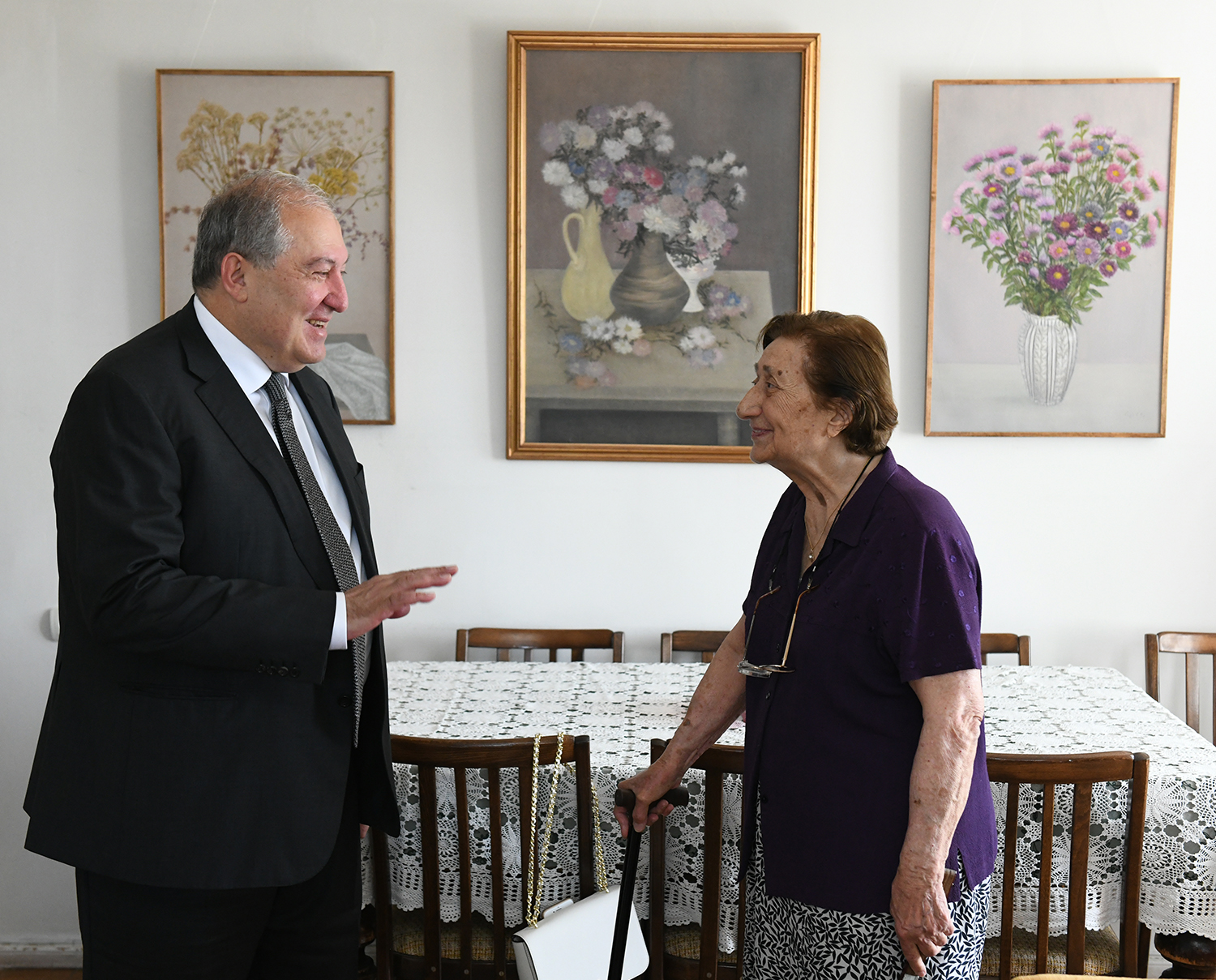 President Sarkissian visited the apartment-studio of the RA People’s ...