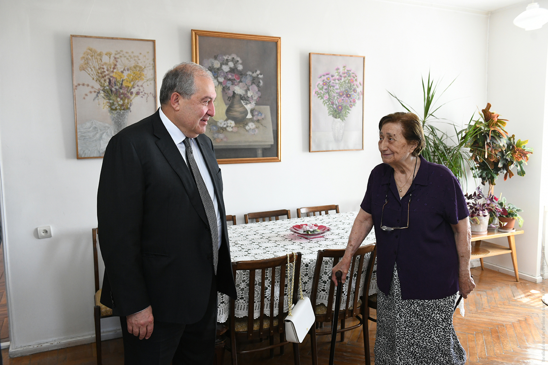 President Sarkissian visited the apartment-studio of the RA People’s ...